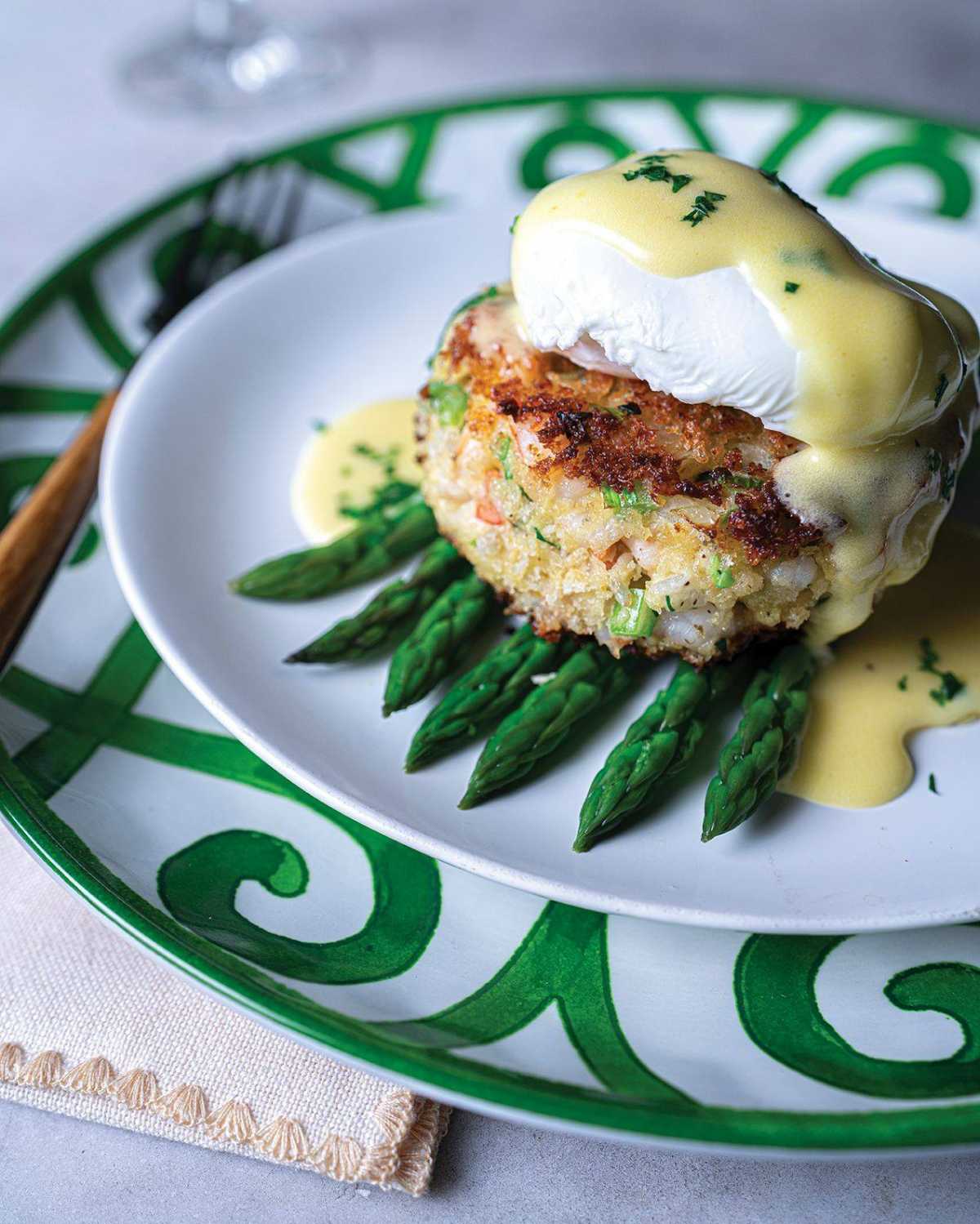 Eggs Benedict with Shrimp & Catfish Cakes – DelicioUS!