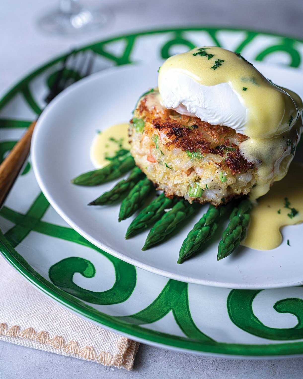 Eggs Benedict with Shrimp & Catfish Cakes – DelicioUS!