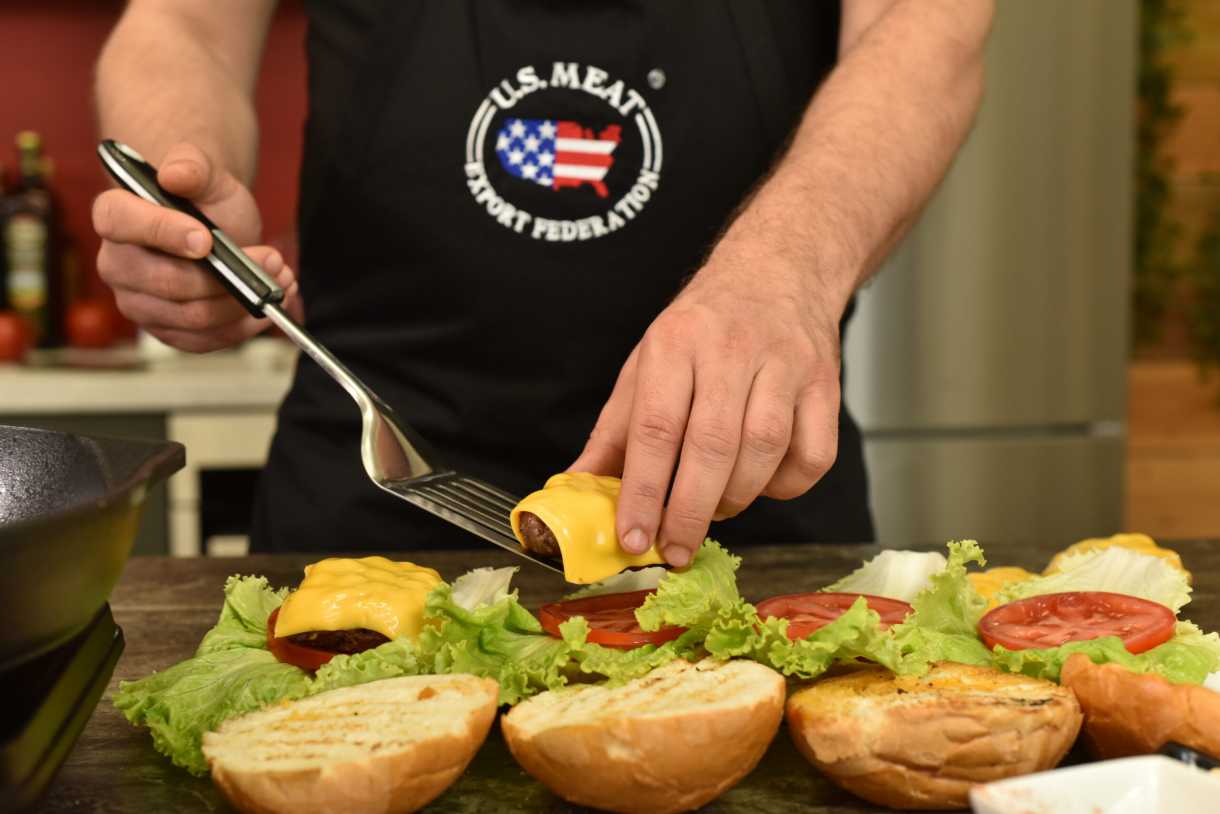 Classic Beef Cheeseburgers – DelicioUS!