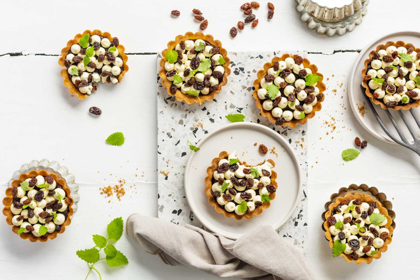 Raisin Tartlets with Vanilla Cream – DelicioUS!